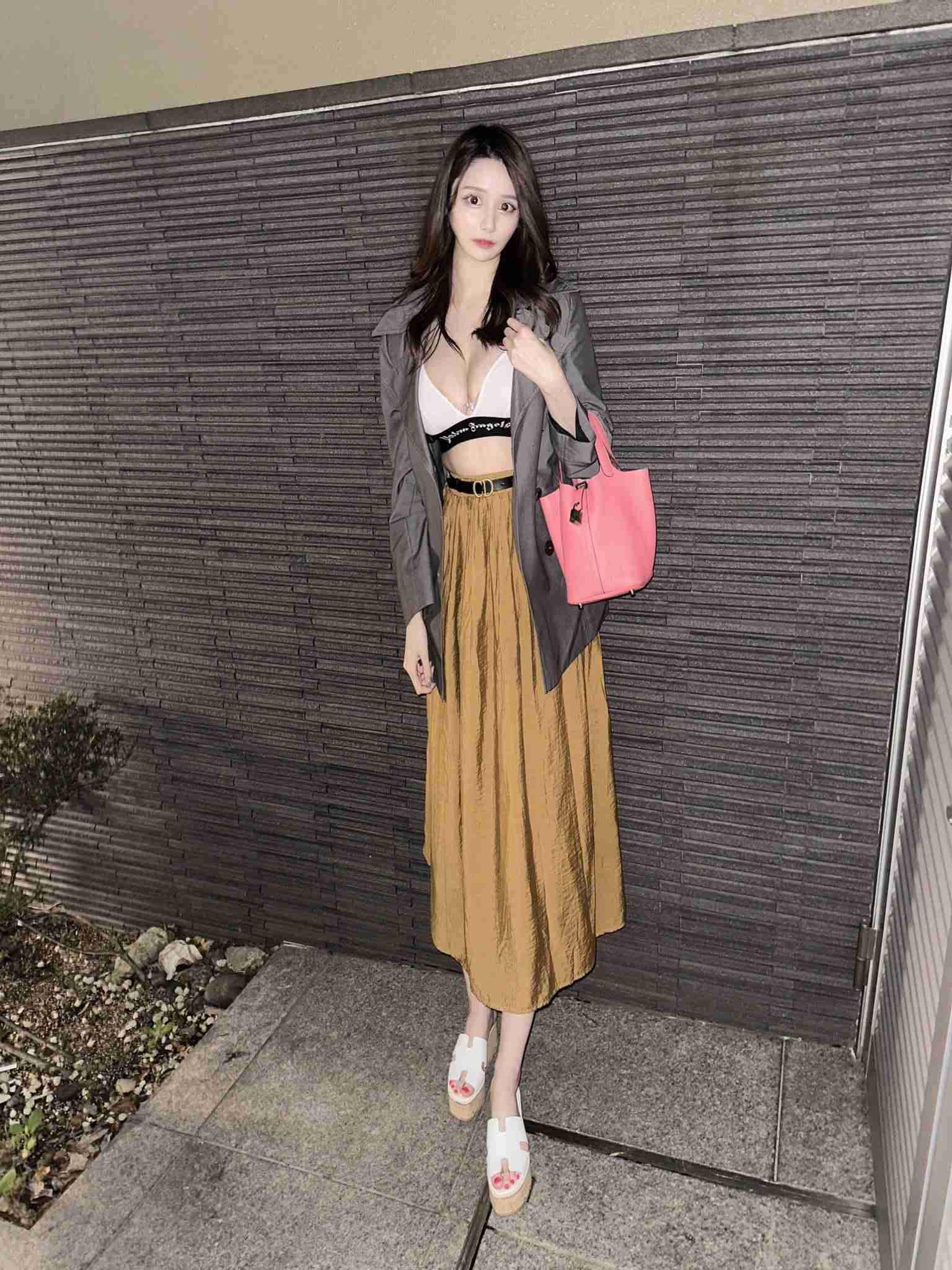 WBCで豊満な胸を露わにした姿で観戦したインフルエンサー・ゆいぱん、「TPOをわきまえろ」「野球ファンに失礼」と批判されるも懲りない露出っぷり | ガールズちゃんねる - Girls ...