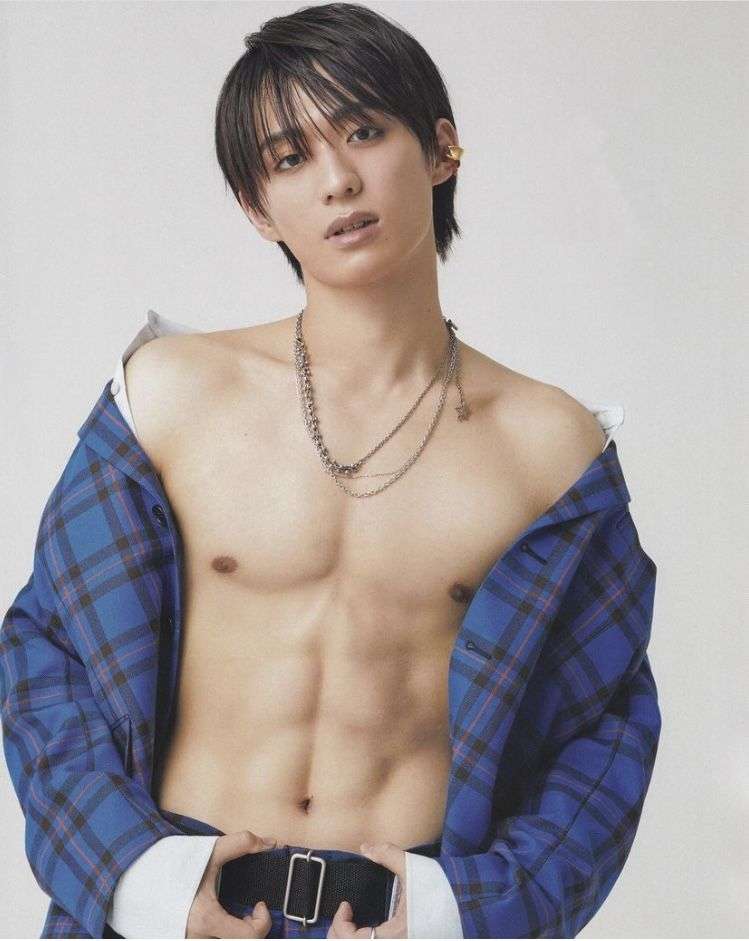 SixTONESジェシー、2年半ぶり「anan」ソロ表紙で肉体美披露 タンクトップ大胆に切り裂く | ガールズちゃんねる - Girls Channel