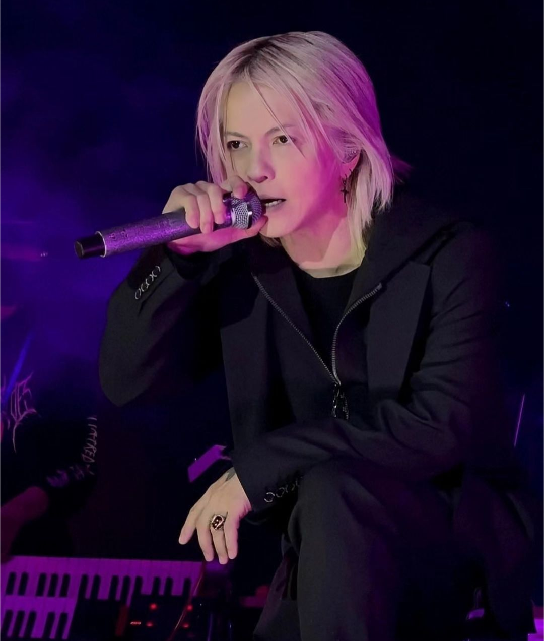 HYDE、B’z・松本孝弘＆GLAY・TAKUROとの記念写真公開「ロック界のレジェンドが集結」「覇王の会合」の声 | ガールズちゃんねる - Girls Channel