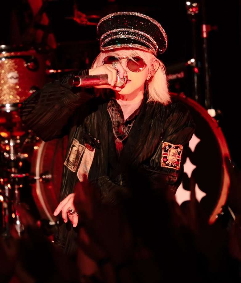 HYDE、B’z・松本孝弘＆GLAY・TAKUROとの記念写真公開「ロック界のレジェンドが集結」「覇王の会合」の声 | ガールズちゃんねる - Girls Channel