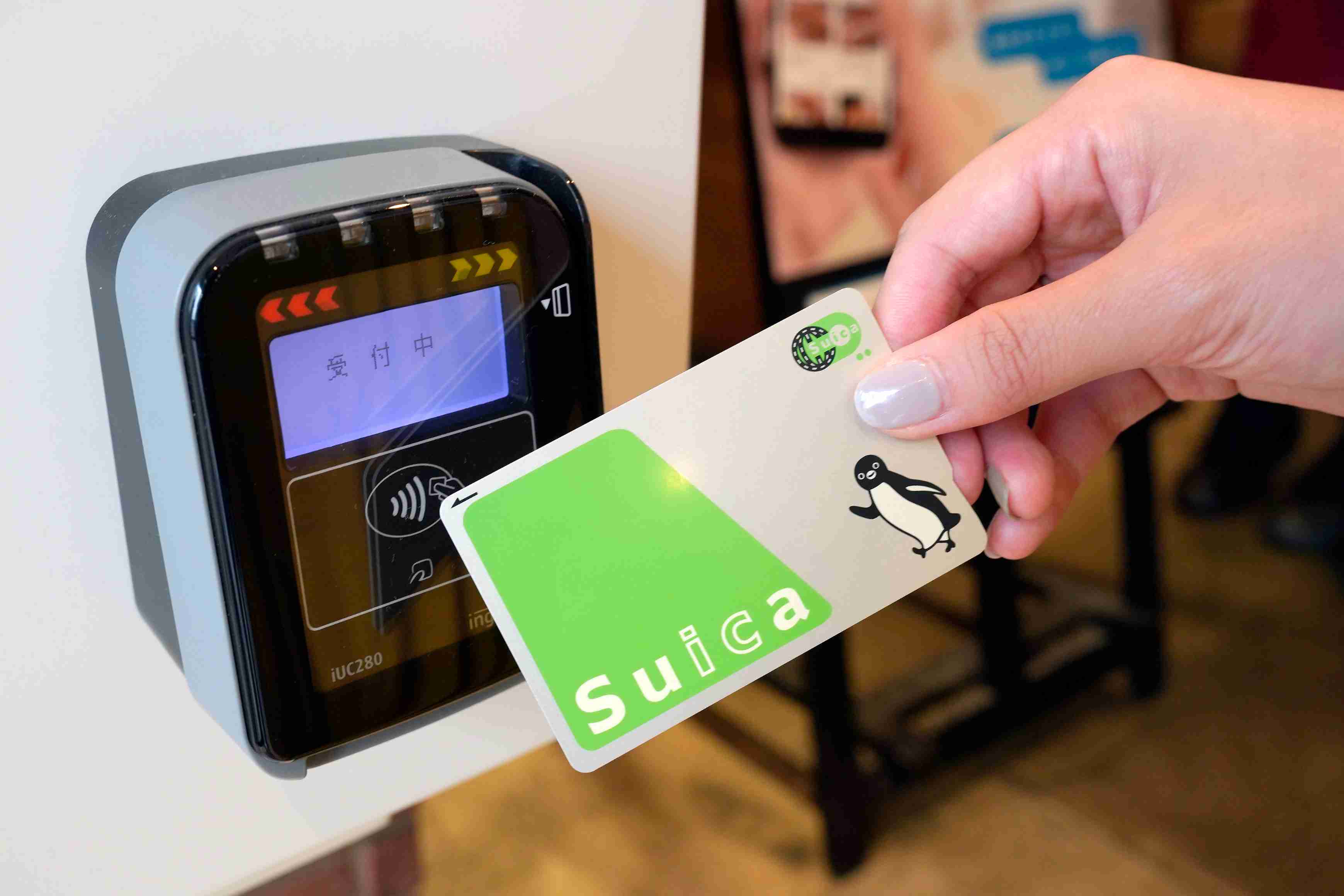 「誰か駅のホームでSuica落としてるよ」→とんでもない光景に驚きの声「えらい真っ赤で…」これは二度見するわ！ | ガールズちゃんねる - Girls Channel