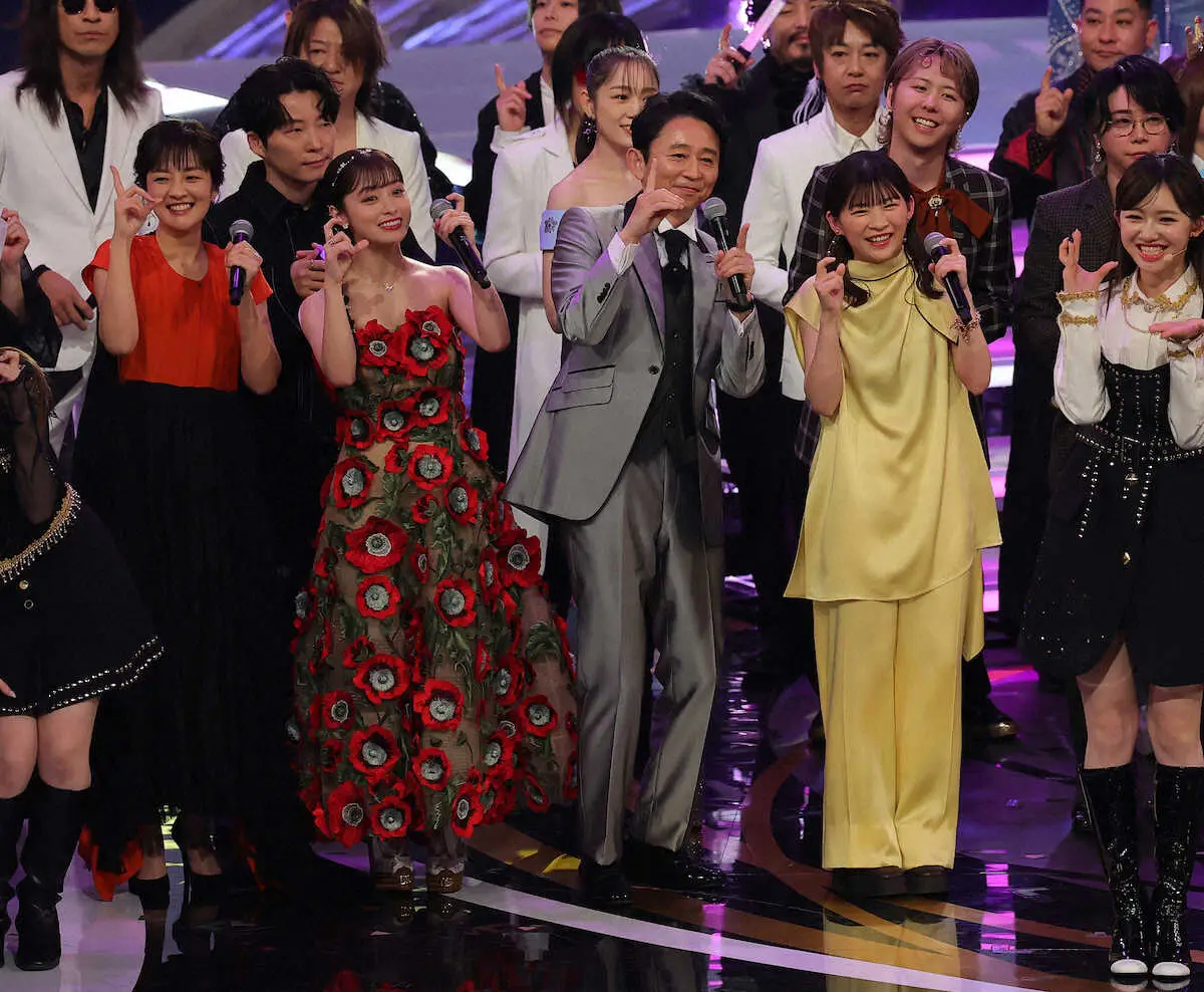 【紅白本番】橋本環奈、美デコルテ際立つ花柄ドレス姿 デザインに注目集まる「びっくりした」「すごい」 | ガールズちゃんねる - Girls Channel